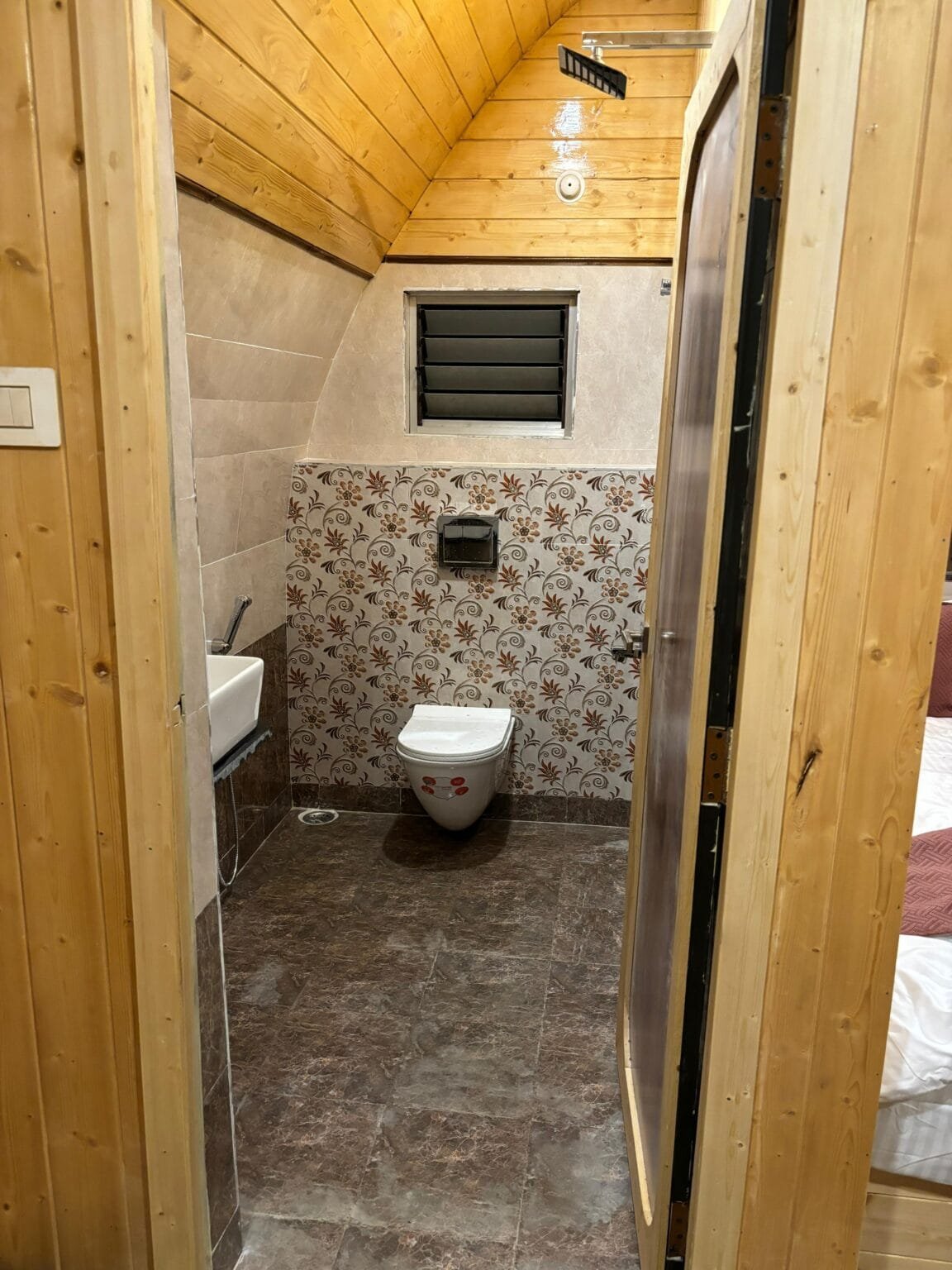 Luxury lawn View Wooden Cottage – Buru Resort